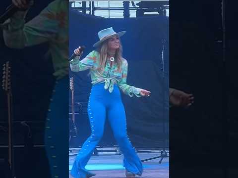 Lainey Wilson before the rain hit, cookin with grease