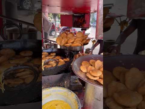 Pandit ji khasta pakode wale in Ghaziyabad #streetfood #kachori #indianfood