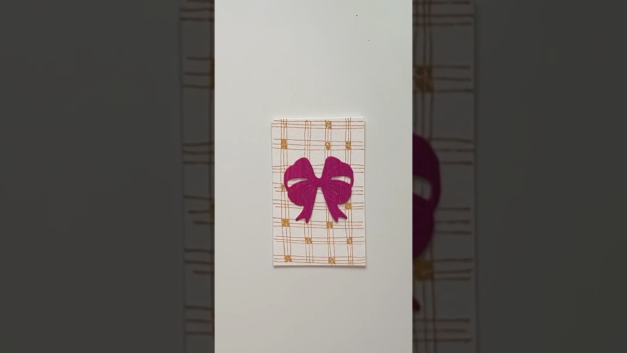 Gold Checkered Background with Fuchsia Crepe Paper Bow – Festive Holiday Craft Idea #christmascard