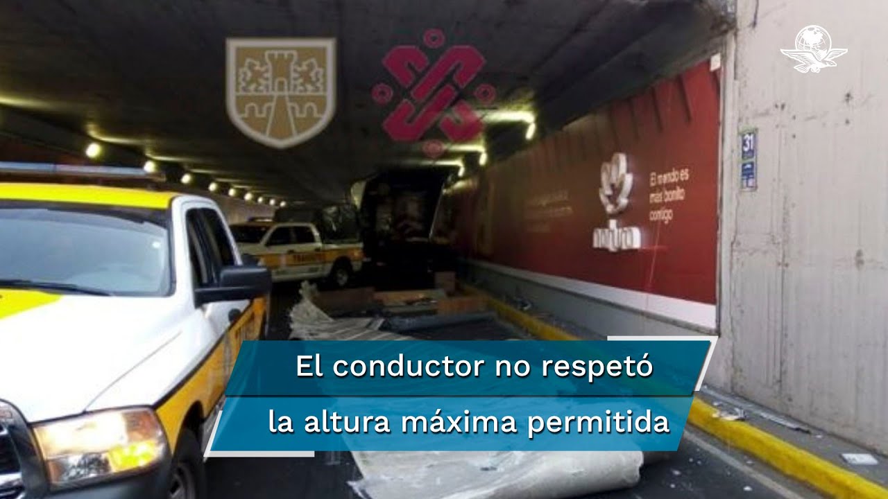 Tráiler cargado con abarrotes se queda atorado en bajo puente de Viaducto