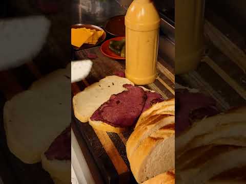 THE ORIGINAL BEEF OF MR. SUMMIT ???? #THEBEAR #SHORTS #YESCHEF #BEEF #SANDWICH