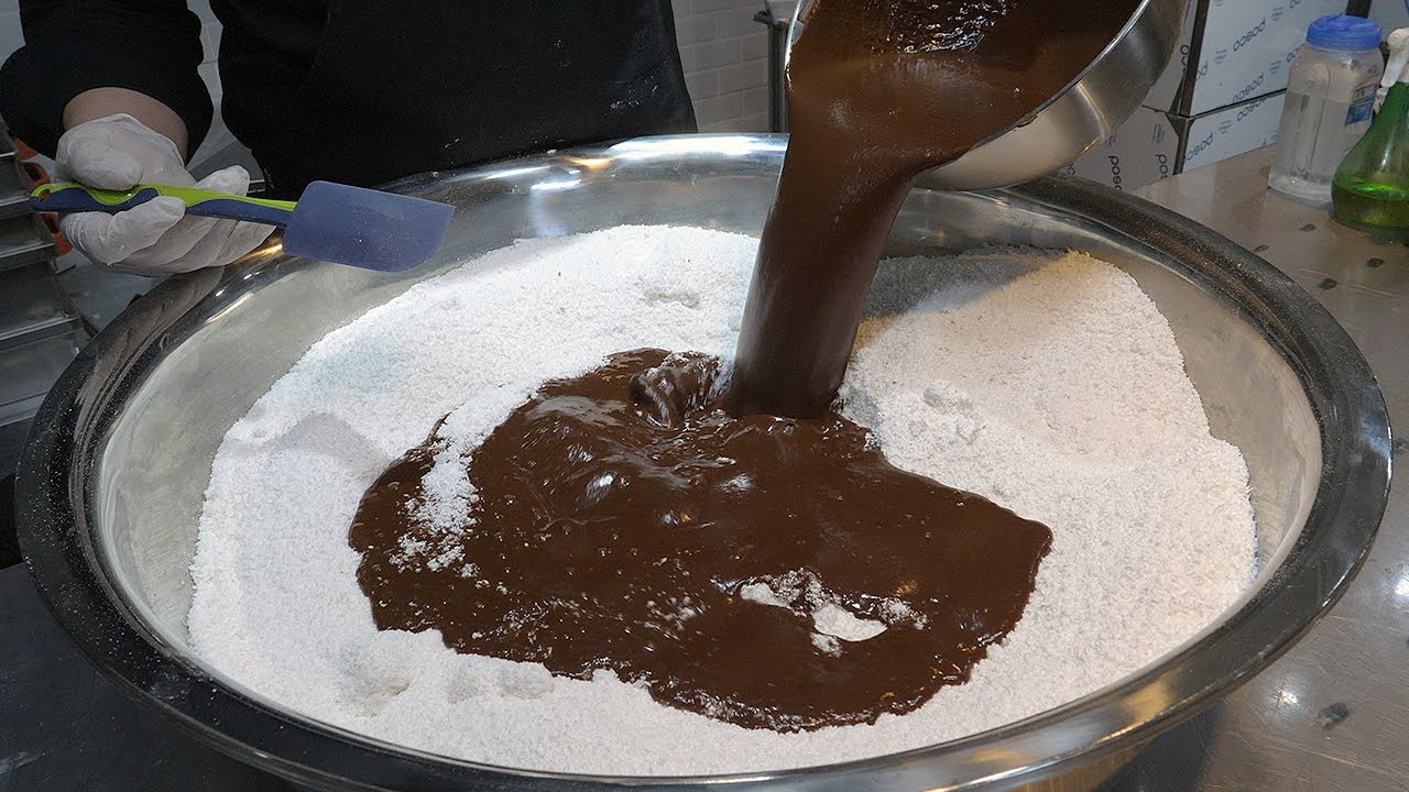 making chocolate rice cake - korean street food