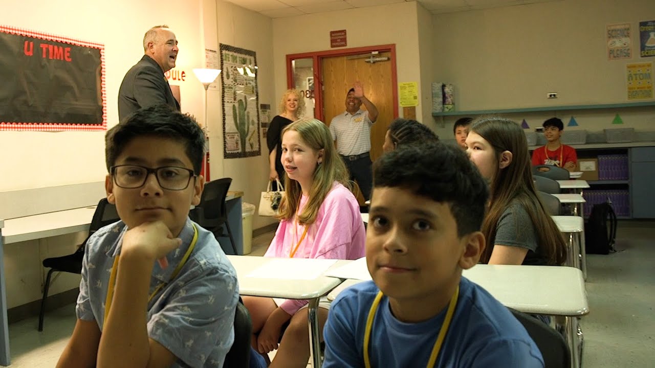 6th Grade Center Welcomes Students with Help from Superintendent and Board Members