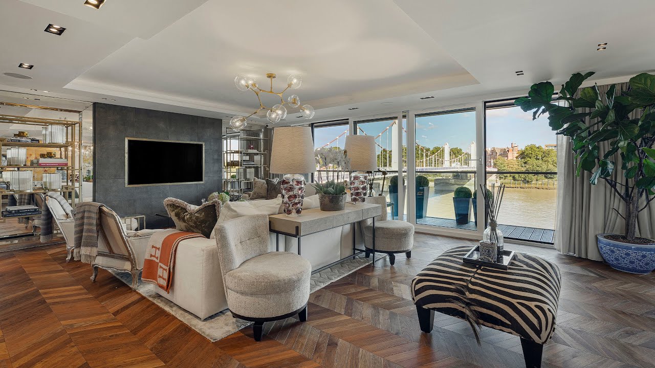 Riverside Elegance on Chelsea Bridge