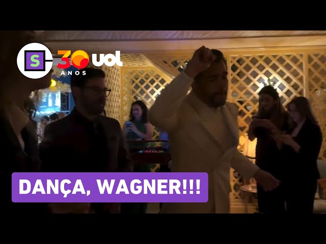 Wagner Moura comemora Globo de Ouro ao som de Não Deixe o Samba Morrer