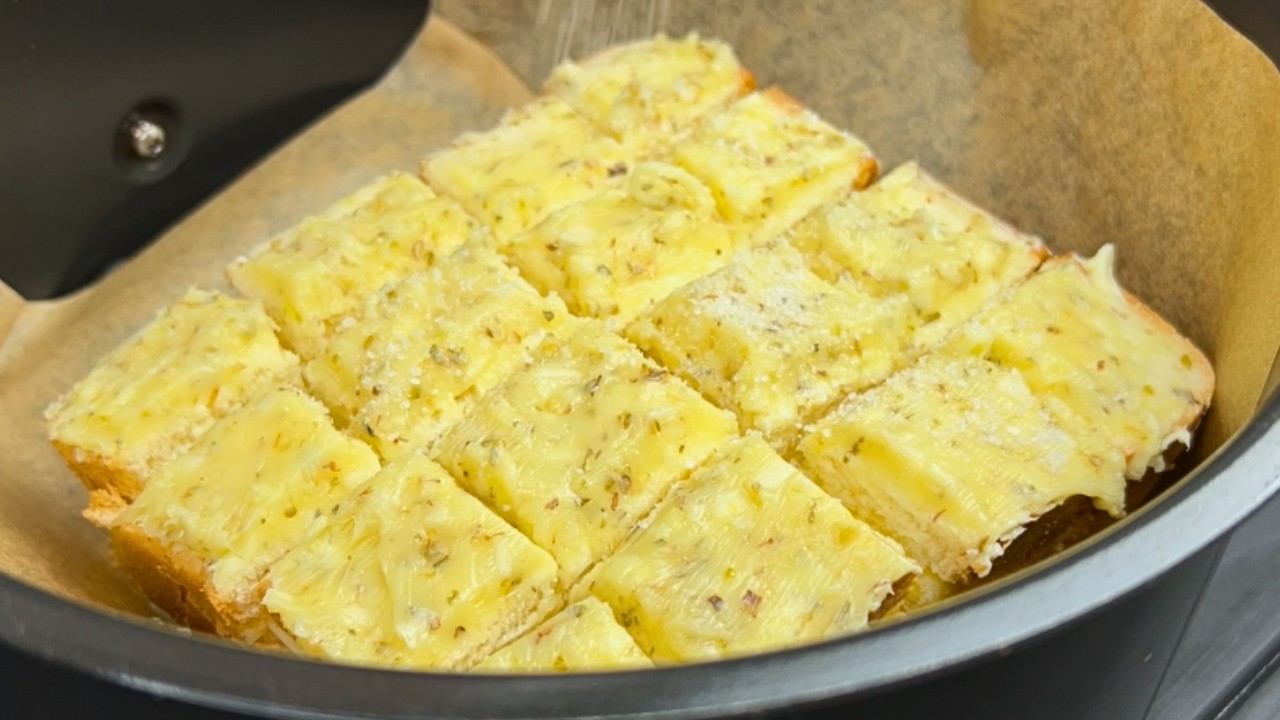 Easy Cheesy Air Fryer Garlic Bread