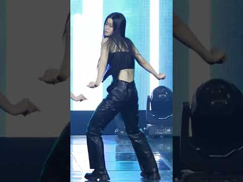 VIVIZ #MANIAC backup dancer looks like an idol