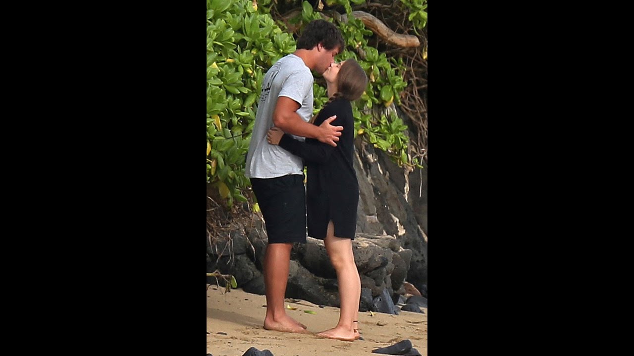 Bindi Irwin and Boyfriend Chandler Powell Pucker Up During Hawaiian Vacation