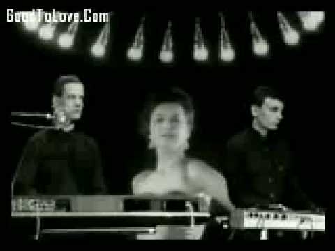 Rare Footage Of Kraftwerk Performing Das Model On German TV (1980 ...