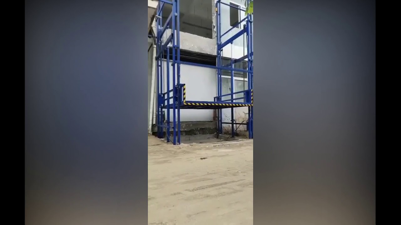 Hydraulic guide rail cargo lift