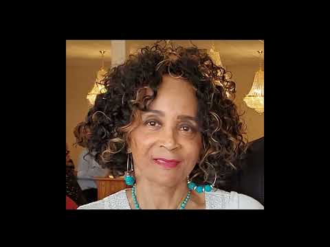 Actress Lisa Raye McCoy announced the passing of her mother.