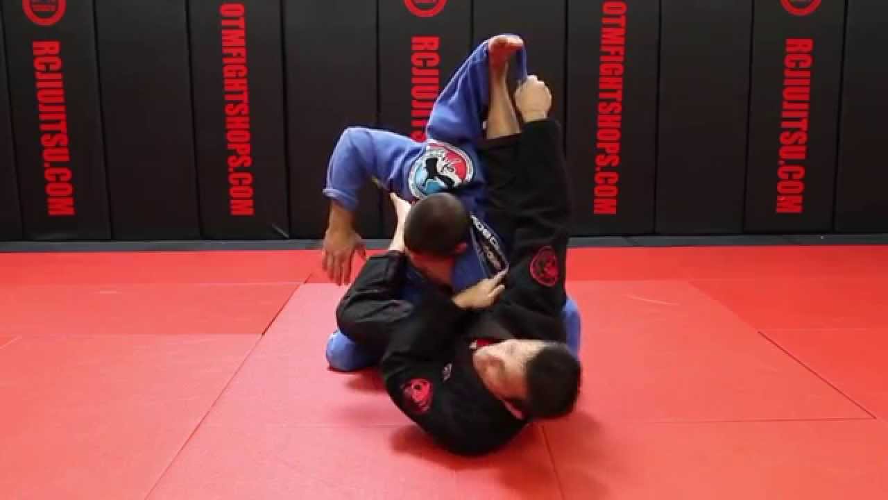 Jiu Jitsu Techniques - Triangle Set Up Using Lapel
