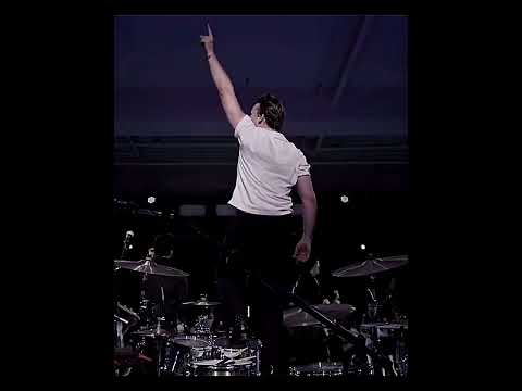 the hottest thing a man can do is play the drums #ashtonirwin #5sos