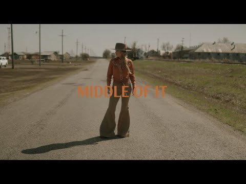 Lainey Wilson - Middle Of It (Official Lyric Video)