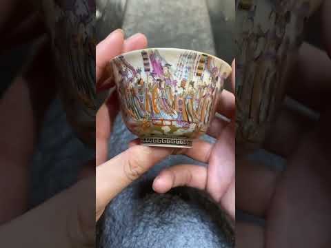 The master of Jingdezhen ceramic craftsmanship man draws 87 fairy rolls in the cup.