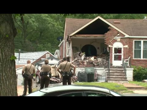 USA. 73-year-old pensioner destroyed half of her house at a speed of 160 km/h๐ฅบ#usa #car #viral