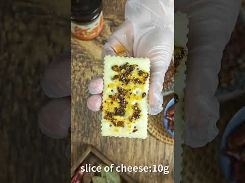 Red Oil Soda Crackers are crispy with a hint of spiciness, making them irresistible!