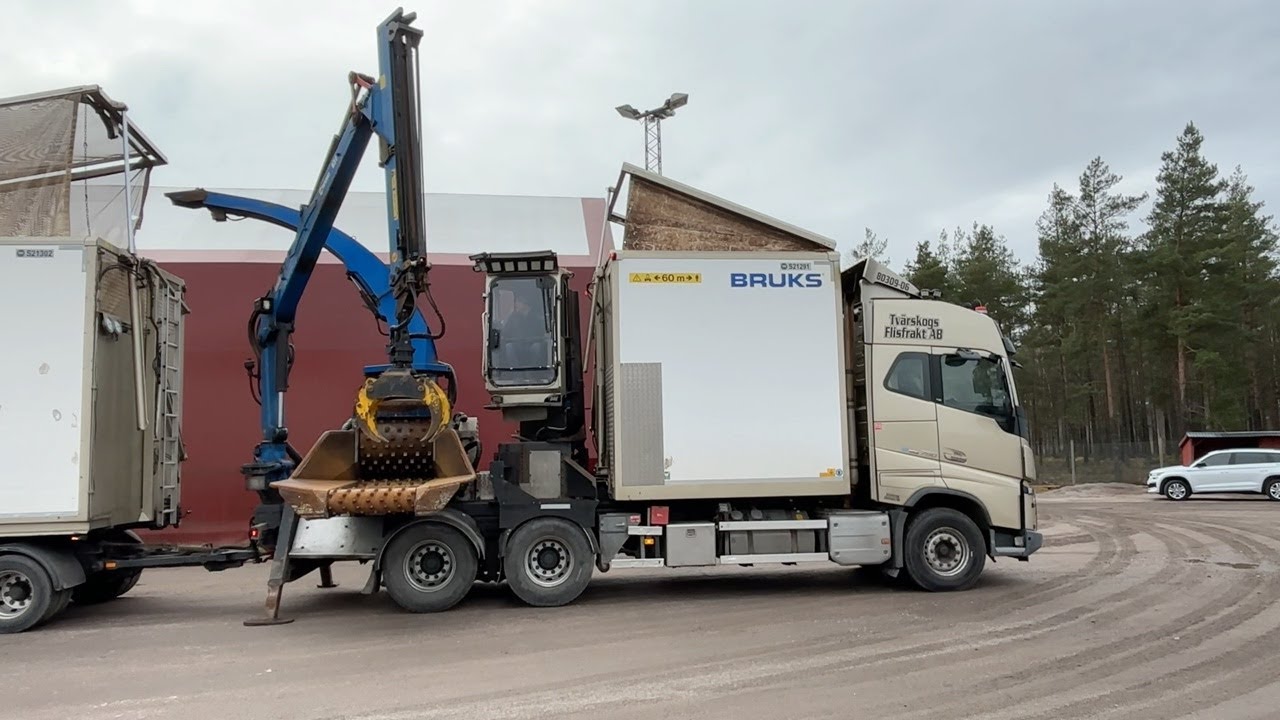Lastbil med flishugg och kran Volvo FH16 750, Kalmar, Klarav