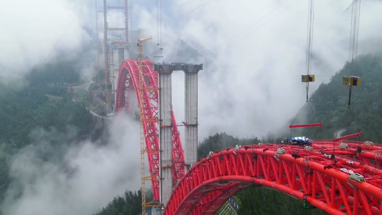 Shuangbao Bridge on Chongqing-Changsha Expressway under construction