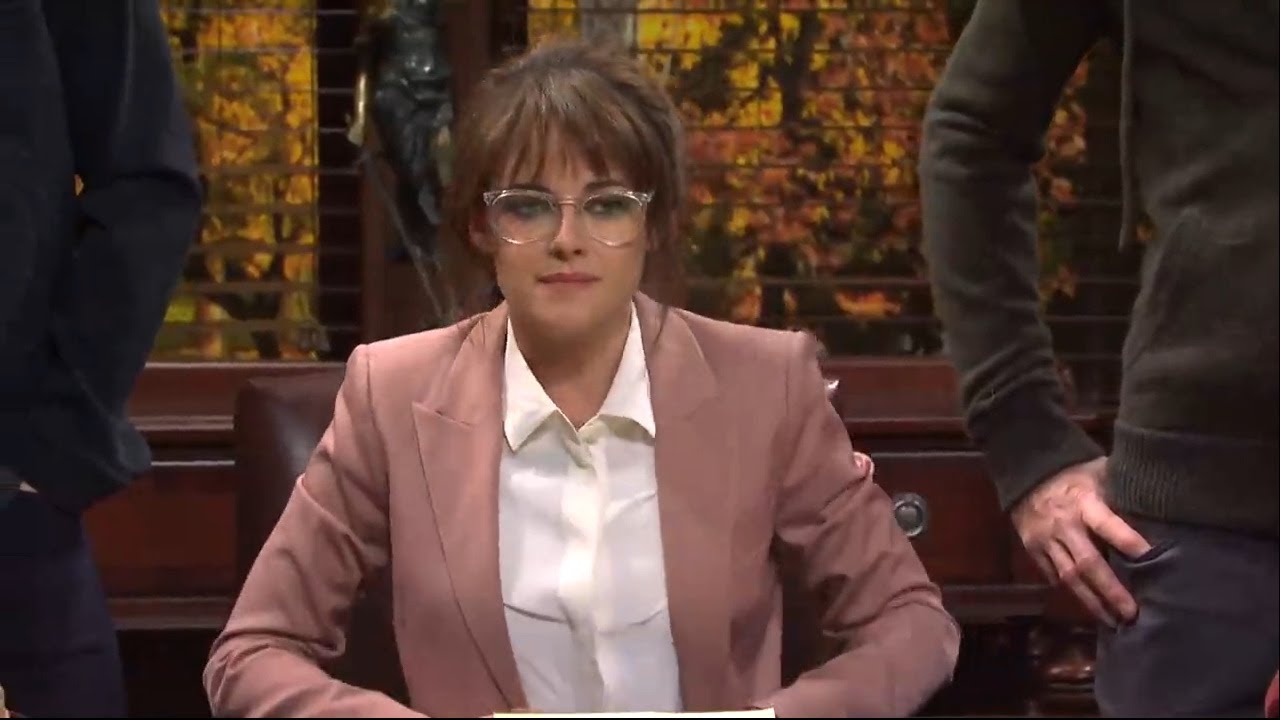 Kristen Stewart's stomach growling in SNL sketch