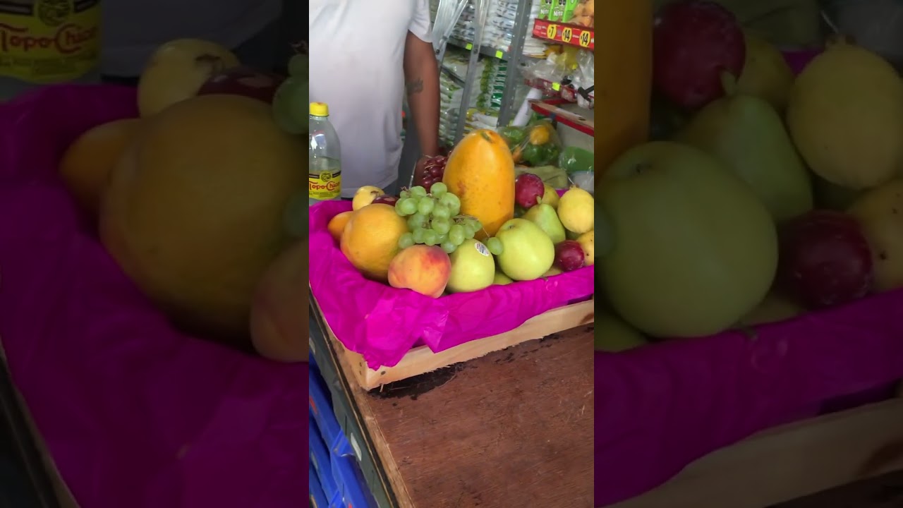 Armando canastas de fruta para regalo
