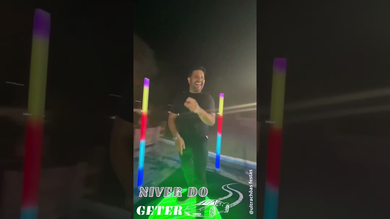 Cantor André Moraes na plataforma Ultrachôas festas