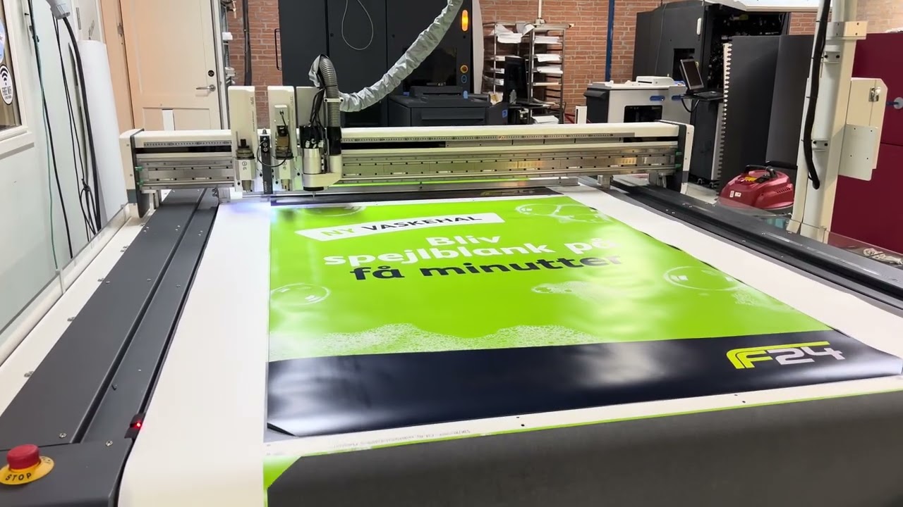 Smooth Banner Poster Cutting on H5-2516 — Clean & Precise
