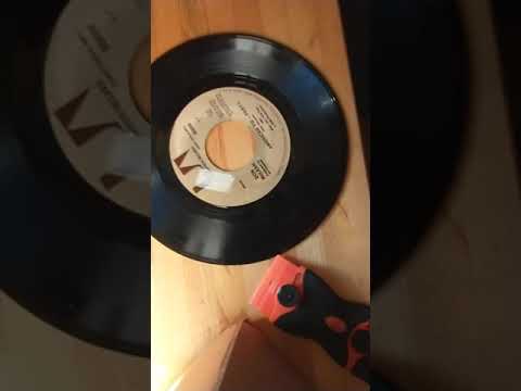 How to remove adhesive tape from a record sleeve or label using Undu® —The original Adhesive Remover