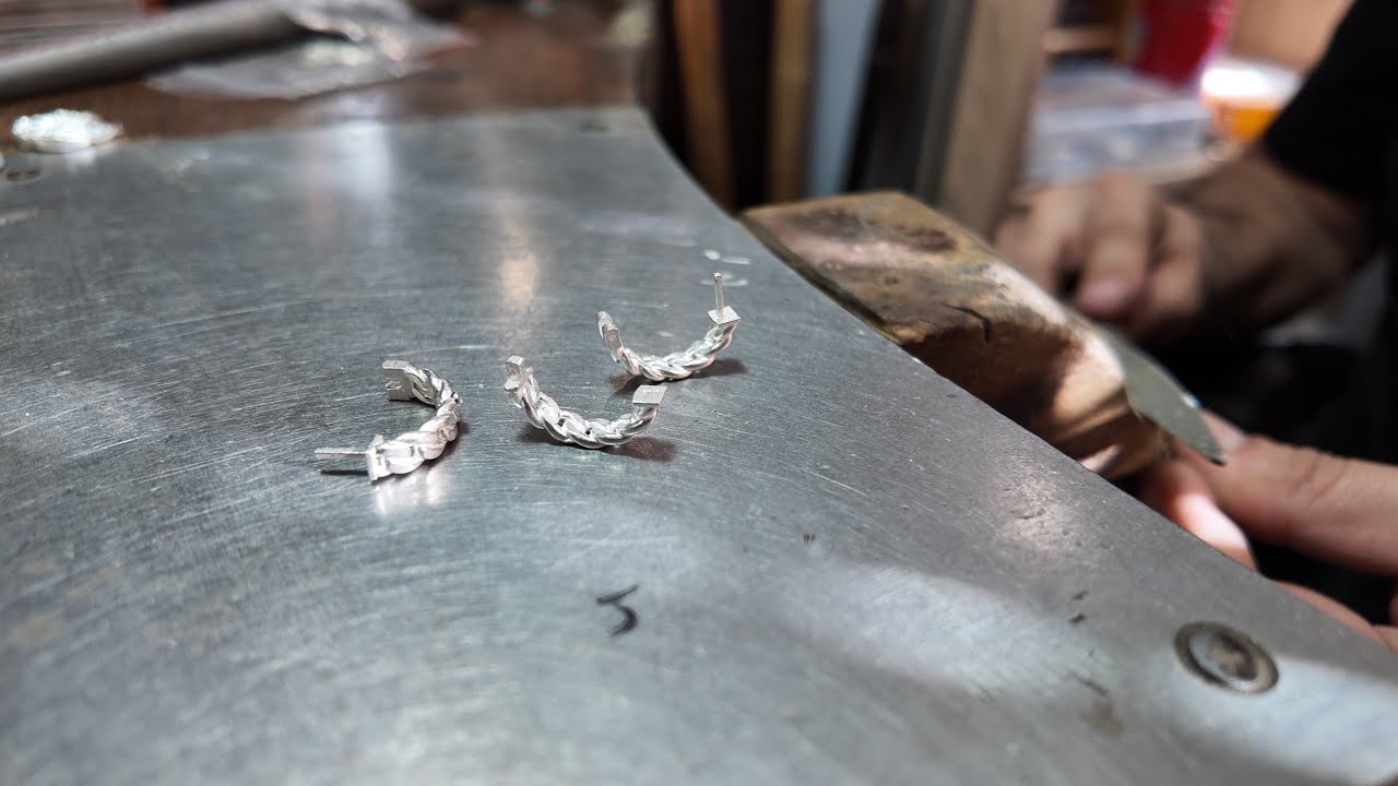 ✨🔗 Elevate Your Style with Curb Earrings at Bamina Jewelry 💫