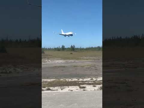 Bahamasair Boeing 737 gliding in on RWY 06 @Freeport