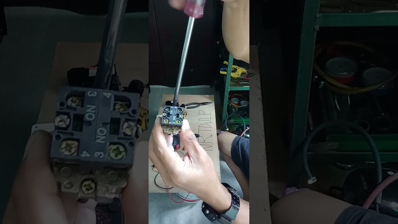 1269. ZB2-BE101 SELECTOR SWITCH shown of its screw to disengage the KNOB from its BODY