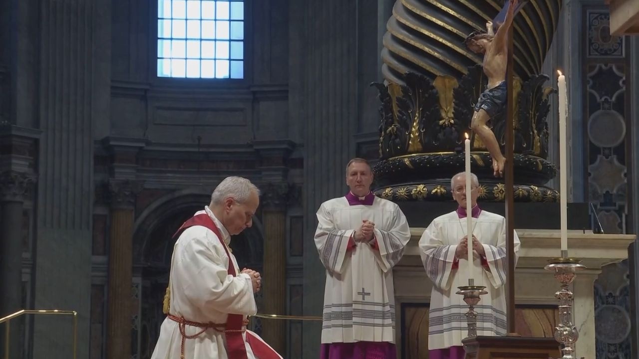 Sin ANILLO, CASULLA NI ZAPATOS: LEÓN XIV adora la Cruz el día de la muerte del Señor