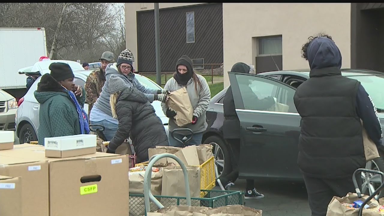 Poland church hosts food giveaway