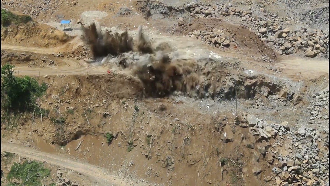 Metode pelaksanaan blasting terbuka pada lokasi yang tidak jauh dari pemukiman warga.