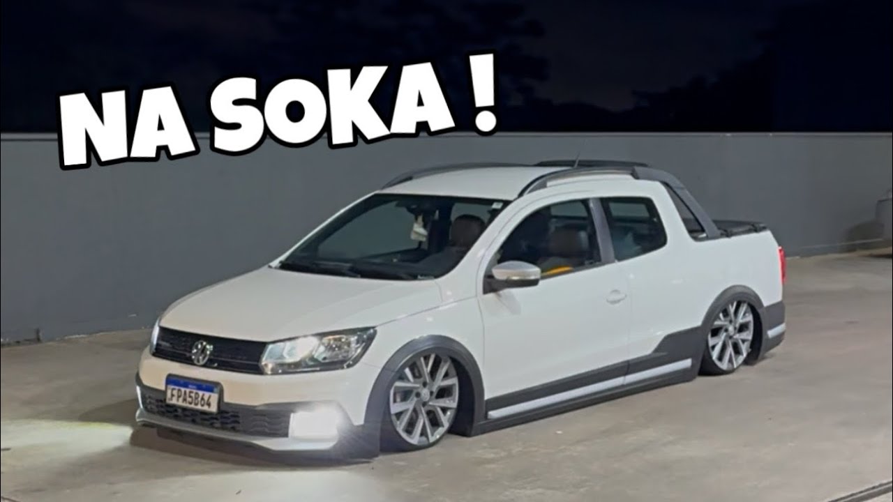 He traded his Civic for a lowered Saveiro Cross G7.