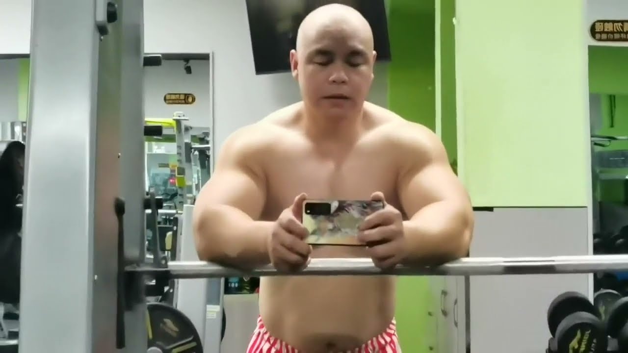 Chinese Bald Bodybuilder Muscle Flexing #2