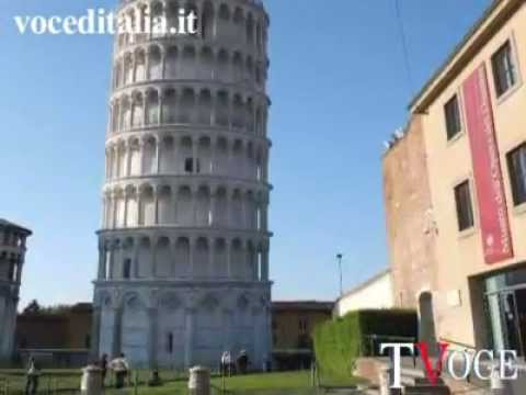 Donna si getta dalla torre di Pisa