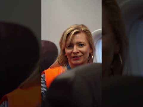 Po co jest trójkąt nad siedzeniem w samolocie? Ciekawostki lotnicze Radia Opole i Katowice Airport