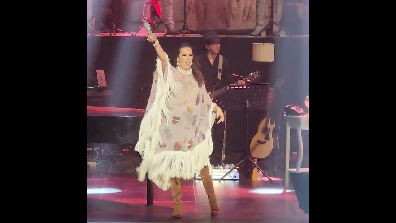 Edith Marquez - Mirame  ( Auditorio la Isla Mérida)