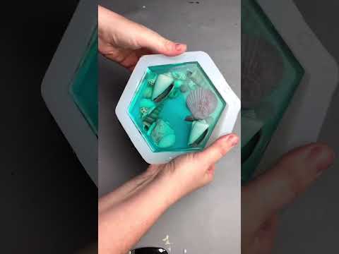 New light in the works from @createdbyjenni using this thick hexagon silicone mold #hexagon #crafted