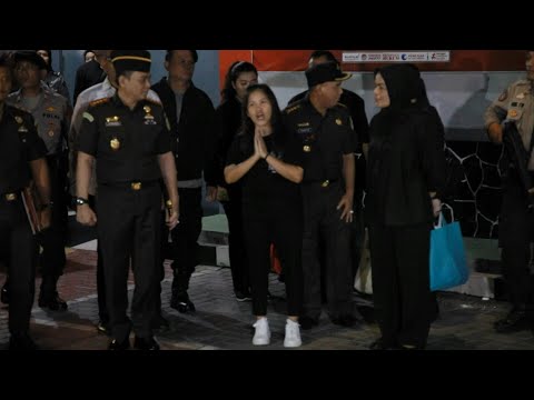 Video | Filipina on death row leaves Indonesia prison ahead of transfer ...