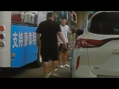 賓士包手男開嗆約戰，慘遭大魔王反S | WoWtchout - 地圖型行車影像分享平台