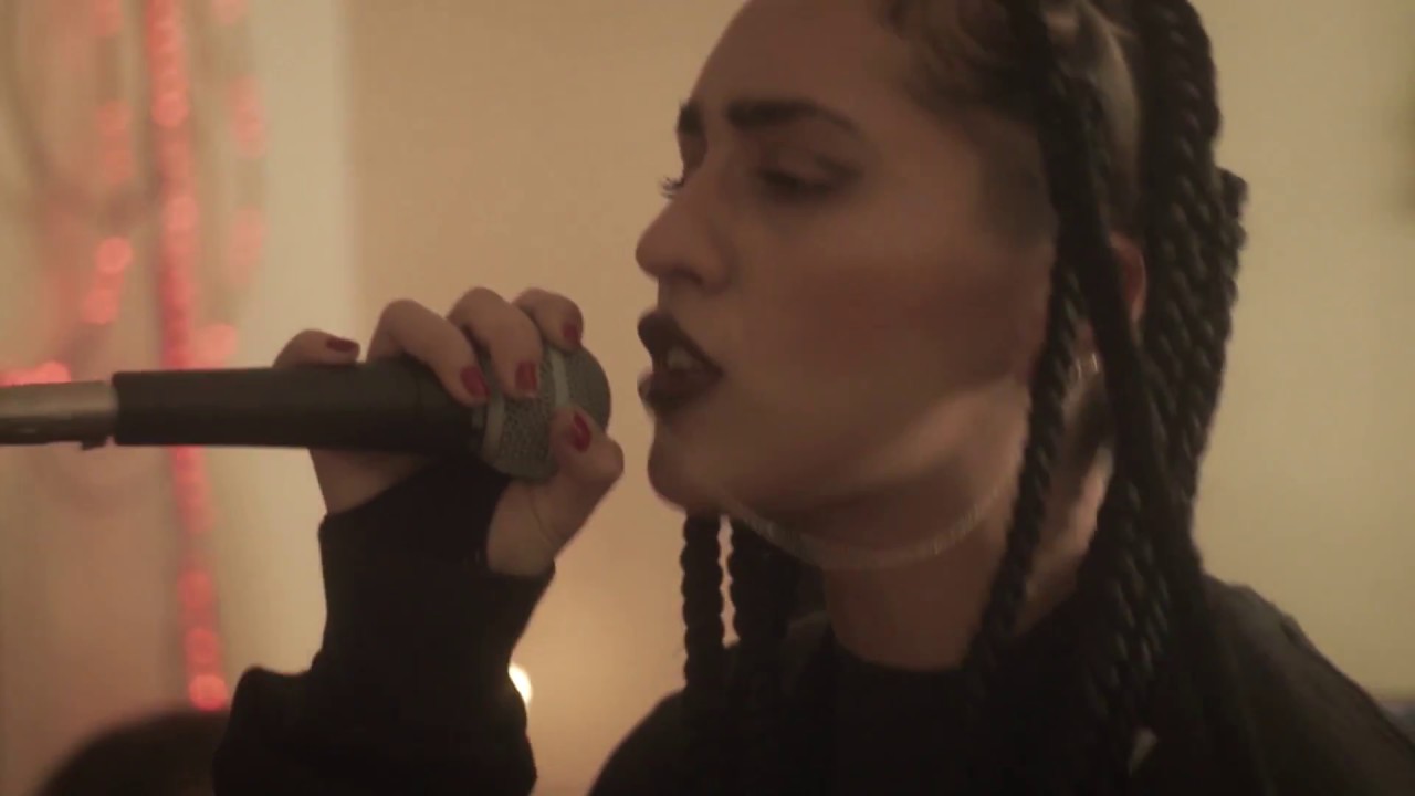 LIZZ WORLD – WELCOME PERRAS!