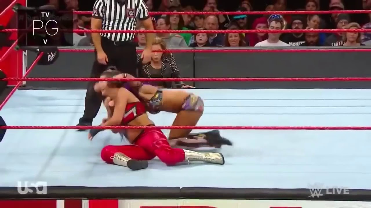 Becky lynch broken nose