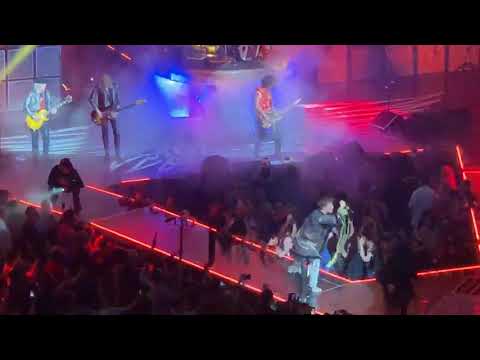 Oooops: Steven Tyler cai no palco durante show; assista