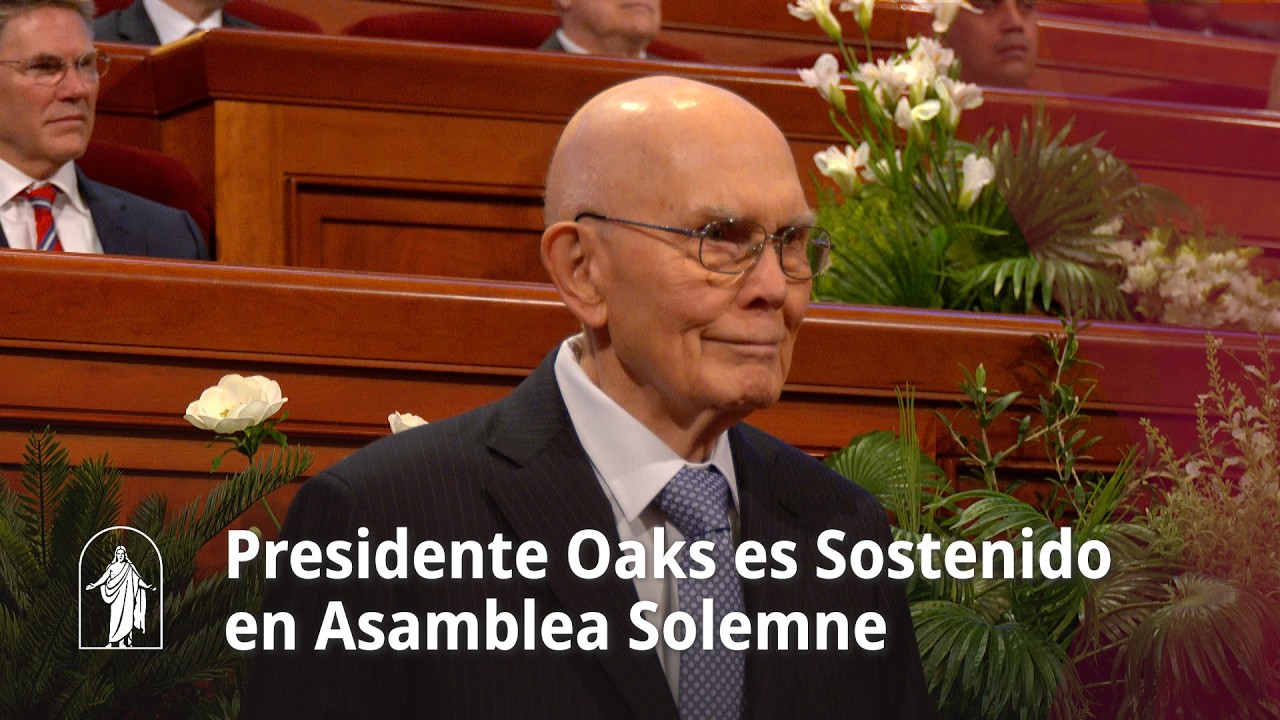 Santos de los Últimos Días sostienen a la nueva Primera Presidencia en una asamblea solemne