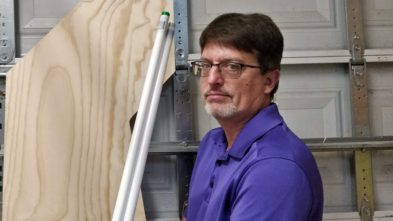 How to replace a fluorescent (long) light bulb