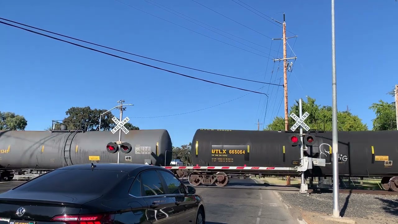 BNSF 3829 Manifest Freight Train South - E. Alpine Avenue Railroad Crossing, Stockton CA