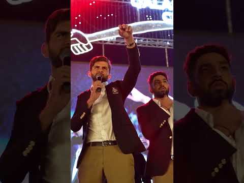 🗣️ "Please come down, you people will fall from there" Shaheen Afridi during #QalandarCity ceremony
