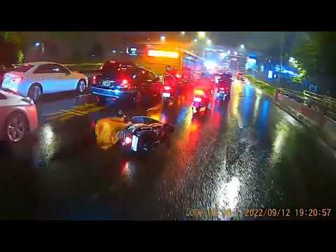 【車禍影片】 雨天下橋騎慢一點阿（2022.09.12 台北市大直橋 | WoWtchout - 地圖型行車影像分享平台
